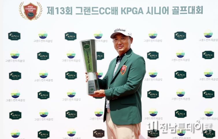 모중경, ‘제13회 그랜드CC배 KPGA 시니어 골프대회’서 정상 등극… 2개 대회 연속 우승 달성